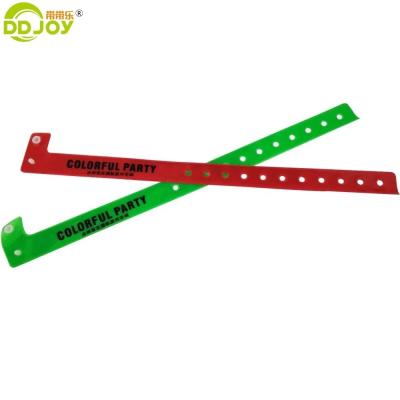 Chine Bracelet de fête en forme de L en néon vert réfléchissant le logo personnalisé avec PVC et PVC réfléchissant à vendre