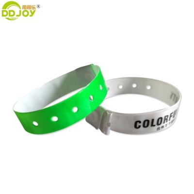 Chine Bracelet de fête en forme de L en néon vert réfléchissant le logo personnalisé avec PVC et PVC réfléchissant à vendre