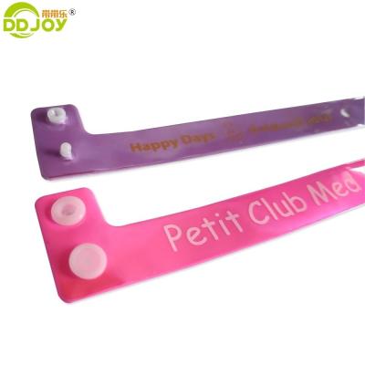 Chine Bracelet de fête en forme de L en néon vert réfléchissant le logo personnalisé avec PVC et PVC réfléchissant à vendre