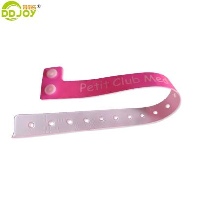Chine Bracelet de fête en forme de L en néon vert réfléchissant le logo personnalisé avec PVC et PVC réfléchissant à vendre