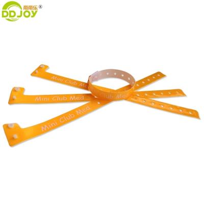 Chine Bracelet de fête en forme de L en néon vert réfléchissant le logo personnalisé avec PVC et PVC réfléchissant à vendre