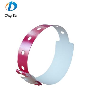 Chine Logo personnalisé Bracelets en plastique Colorier Jaune Rouge Blanc Bleu Bracelet composite à vendre