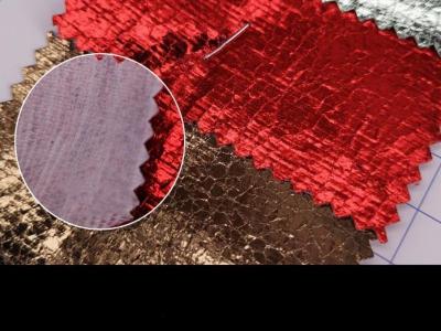 China PVC de grano de cocodrilo Tejido de cuero sintético Refractado Estiramiento a prueba de agua para cartera Calzado portátil Bolso de sofá Muebles de uso en venta