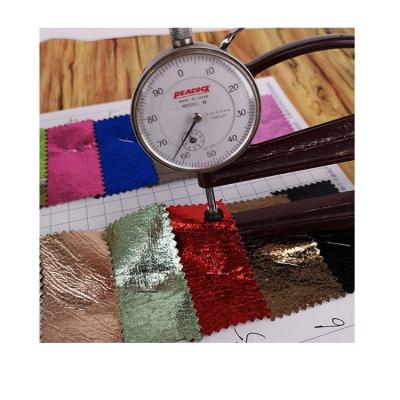 China PVC de grano de cocodrilo Tejido de cuero sintético Refractado Estiramiento a prueba de agua para cartera Calzado portátil Bolso de sofá Muebles de uso en venta