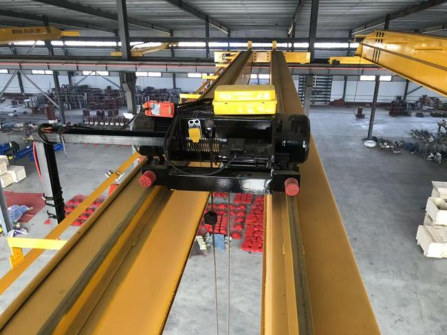 Electric hoist in warehouse application