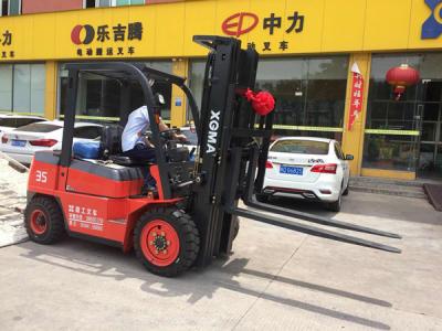 China O diesel do pneu pneumático operou a empilhadeira, consumo de 3 toneladas da empilhadeira mais baixo à venda