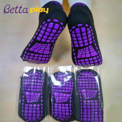 Cina Customized Size Anti-slip Custom Trampoline Grip Park Socks in vendita