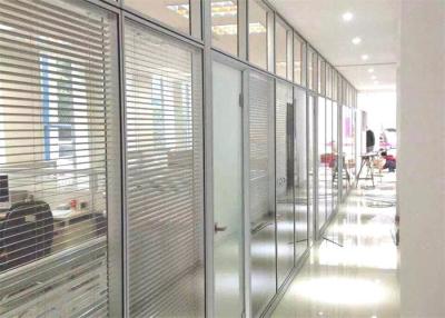 Cina Pareti temperate di alluminio del divisore in vetro dell'ufficio attenuarici di rumore con i ciechi in vendita