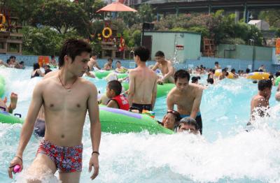 Chine Machine extérieure de vague de piscine de vague de parc aquatique pour le divertissement de famille à vendre