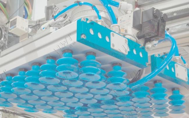 Servo-driven single column palletizer stacking head with clamp pick-up device