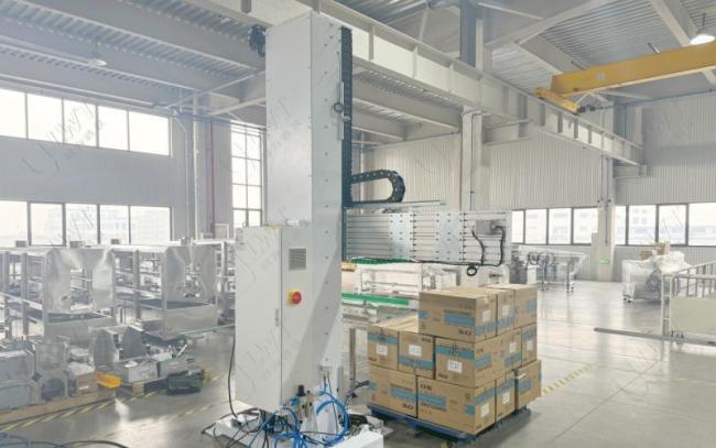 Automatic case palletizer machine with servo-driven single column stacking head