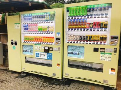 Cina Essenziale alla stazione ferroviaria: distributore automatico di cibi e bevande in vendita