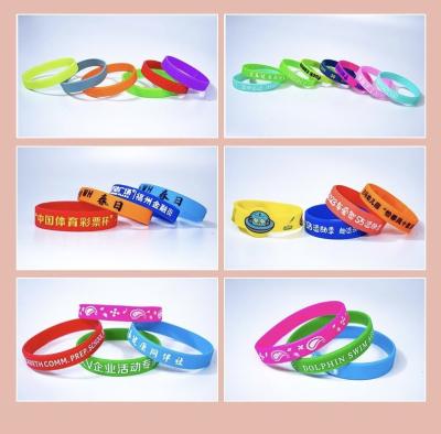 Chine Un bracelet en silicone avec des lettres lumineuses et une couleur personnalisée à vendre