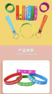Chine Un bracelet en silicone avec des lettres lumineuses et une couleur personnalisée à vendre