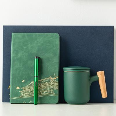 Chine Nouveauté Cadeaux Ceinture en céramique Tisane filtrée Separation de tasse de bureau Commercial Set cadeau tasse de poignée en bois à vendre