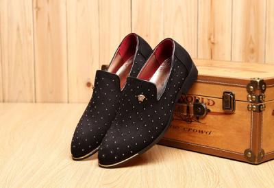 Chine Slip On Men' s chaussures décontractées bleu / noir personnalisé avec rivets métalliques à vendre