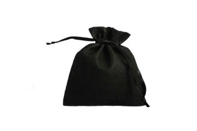 Cina Il regalo non tessuto nero della maglia del panno insacca per gioielli/orologi/imballaggio cosmetico in vendita