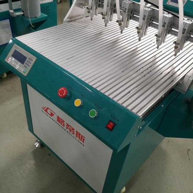 polyurethane glue dispensing in straight lines with multiple dispensing heads