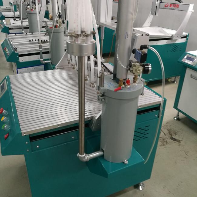 polyurethane glue dispensing in straight lines with multiple dispensing heads