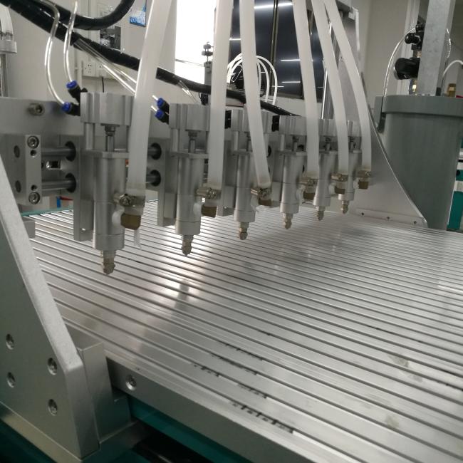 polyurethane glue dispensing in straight lines with multiple dispensing heads