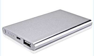 Cina Pacchetto portatile bianco della batteria di capacità elevata, caricatore portatile della Banca di potere di USB in vendita