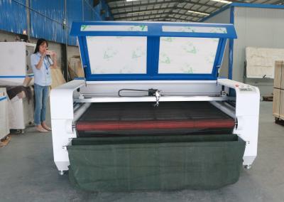 Cina Laser di CO2 dei tessuti che taglia la macchina per incidere in vendita