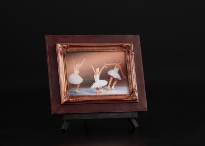 中国 MDF および木旧式で赤い板および骨董品の金フレームの卓上の写真フレーム 販売のため