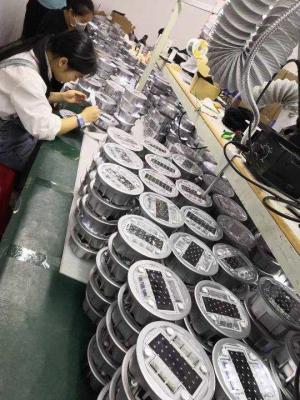 중국 72시간 이상 작동시간을 개선한 태양광 LED 도로 표시 스터드 판매용