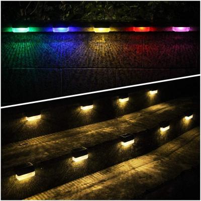 Cina Luce a parete a energia solare costruita con batteria al litio ternaria per illuminazione LED RGB bianca calda in vendita