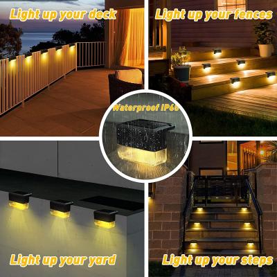 Cina Luce a parete a energia solare costruita con batteria al litio ternaria per illuminazione LED RGB bianca calda in vendita