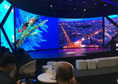 Cina il passo LED esile del pixel di 3.9mm visualizza l'esposizione di LED curva dell'interno per la stazione televisiva di mostra in vendita