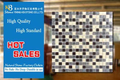 Cina Mattonelle di pietra grige della miscela di vetro del mosaico di giallo della striscia della prova dell'acqua per la decorazione della parete in vendita