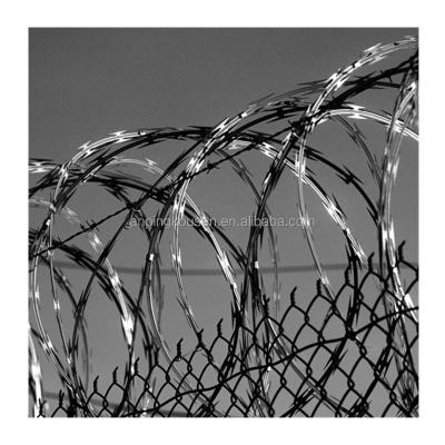 Cina Fence a legame con la catena rasoio filo spinato Barb Distanza 7,5cm-15cm Barb Lunghezza 1,5-3cm in vendita
