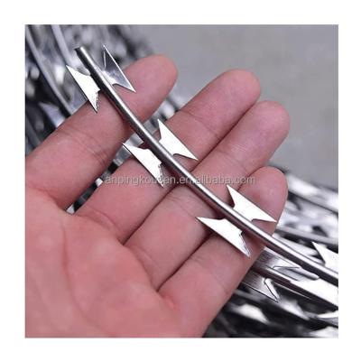 Cina Recinzione di sicurezza galvanizzata con filo spinato con rasoio anti-arrampicata diametro 1.6-3.2 mm in vendita