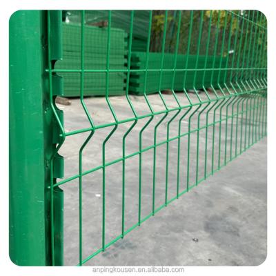 Cina Home Outdoor Decorative 3D Curved Welded Wire Mesh Giardino di recinzione pannello per i pali di recinzione in vendita