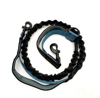 Cina Il neoprene di nylon dell'ammortizzatore ausiliario del cavo mani libere del cane ha riempito il guinzaglio della cinghia di vita del seguace servile di 2 maniglie in vendita