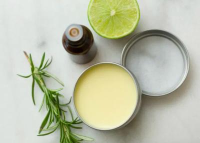 Cina Le palline cosmetiche della cera d'api del grado di FDA per il balsamo di labbro, cera d'api dei rossetti borda giallo in vendita