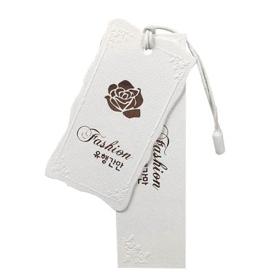 Cina Recyled Special Paper Hang Tag Customized Bronzing Cored Process Clothing Store Logo Customized in vendita