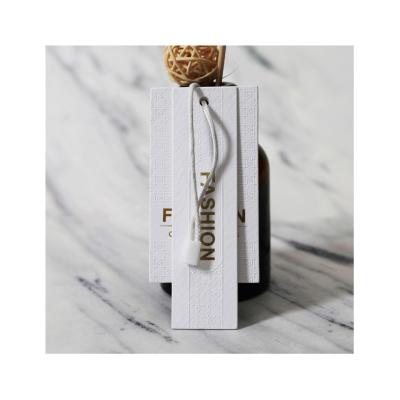 Cina Sustainable Custom Luxury Brand Hang Tags Garment Paper Hangtag Apparel Stock Brand For Clothing And Bag in vendita