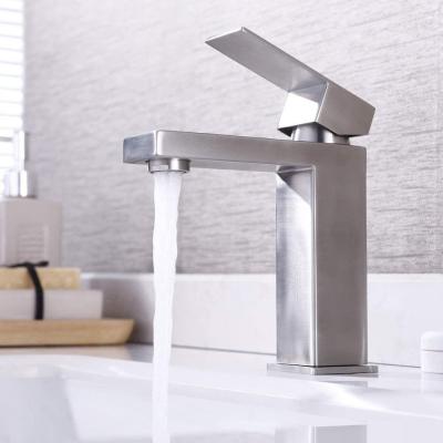 Cina Miscelatore d'argento spazzolato rispettoso dell'ambiente di acqua fredda e caldo del rubinetto per il lavabo in vendita