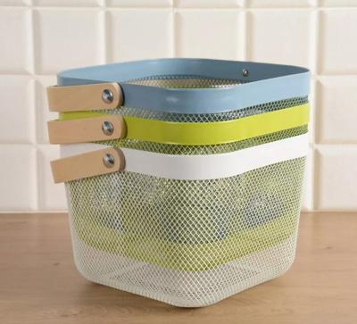 Cina Recipiente domestico di Mesh Steel Storage Organizer Basket della decorazione dei Governi della dispensa del bagno della cucina con la maniglia di legno in vendita