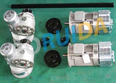 Cina 2000kgs Operator Cab Construction Material Hoist Dual Cage SC2000 / 200 in vendita