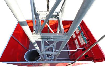 Cina 2 Ton High Capacity Construction Material Lifting Hoist with Mast Hot-dip Galvanized in vendita