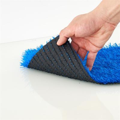 Cina Il blu di densità 18900s/Sqm ha colorato la resistenza UV dell'erba falsa artificiale del tappeto erboso 25mm in vendita