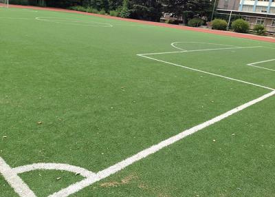Cina Tappeto all'aperto 40mm dell'erba verde dell'anti di slittamento erba sintetica di calcio in vendita