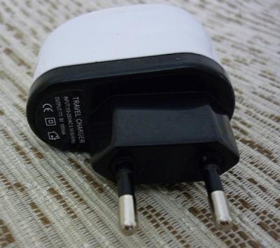 Cina caricatore universale di viaggio di 5V 1A USB, caricatore del telefono cellulare in bianco e nero in vendita