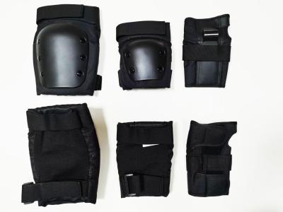 Cina L'ingranaggio protettivo di pattinaggio a rotelle regolabile ha fissato gli sport equilibra la ginocchiera di guida del pattinatore in vendita