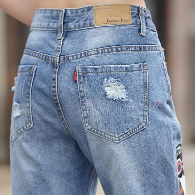 Cina Jeans scarni del denim delle donne colorate blu-chiaro con stampa ricamata in vendita