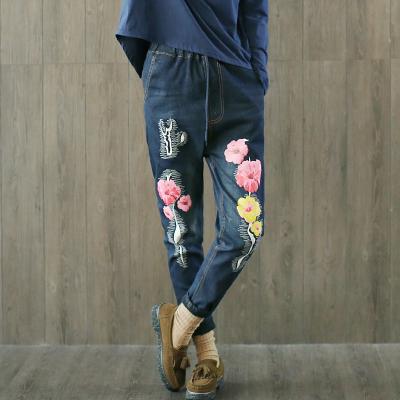 Cina Donne Curvy scure dei jeans del denim di aumento regolare in breve con i fiori ricamati in vendita