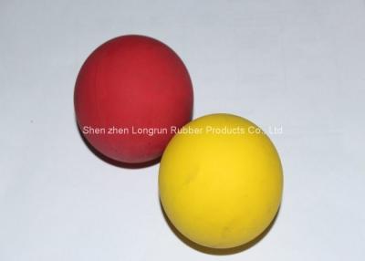 Cina 50mm colorati hanno modellato le palle di gomma/palla di gomma solida nel giallo, rosso in vendita